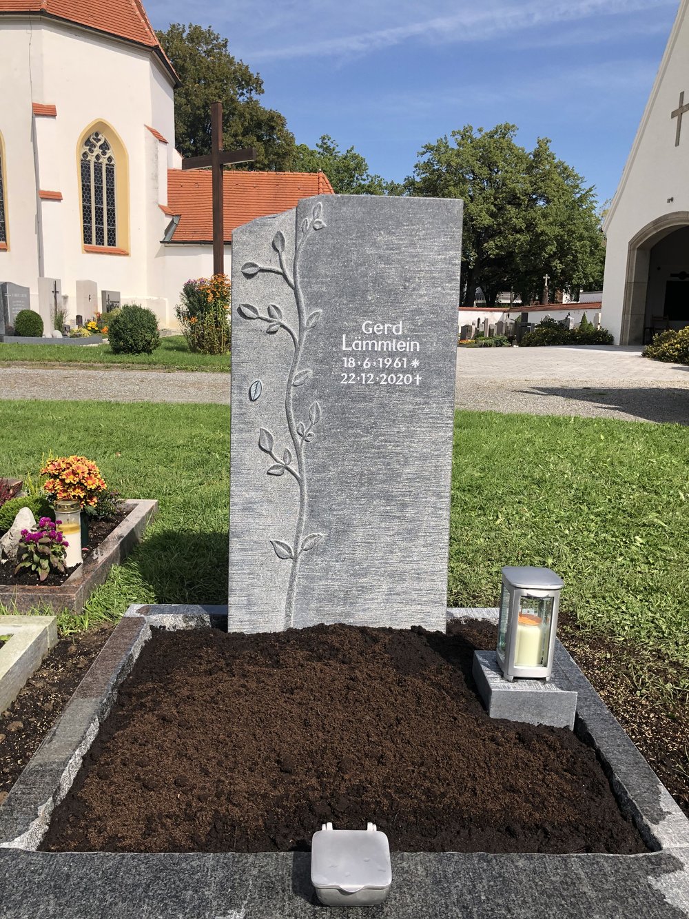 Blätterranken Grabstein handwerklich bearbeitet