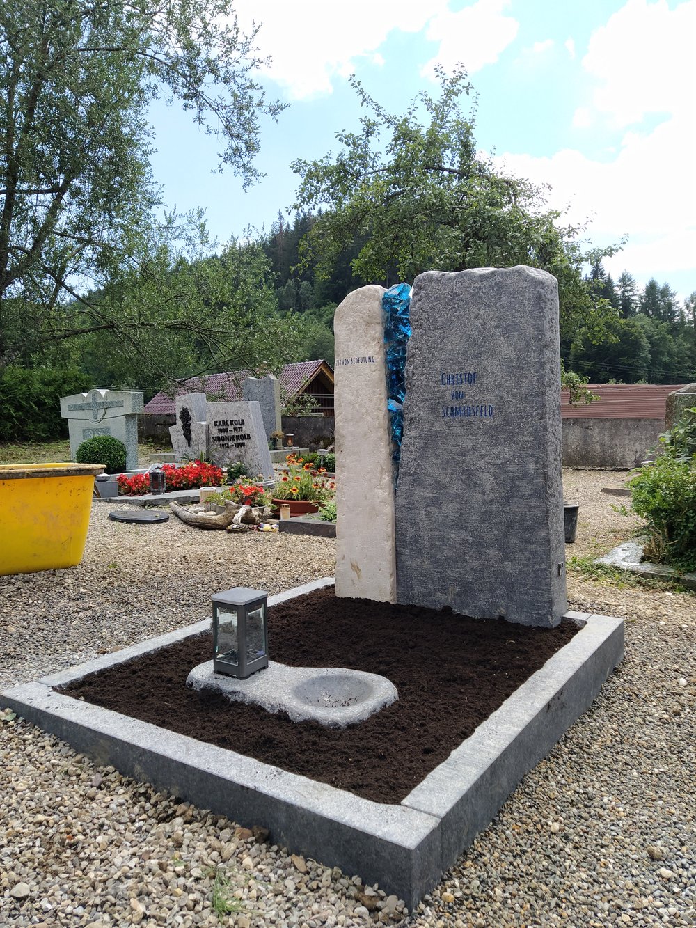 Grabmal mit blaue Glaselemente handwerklich bearbeitet