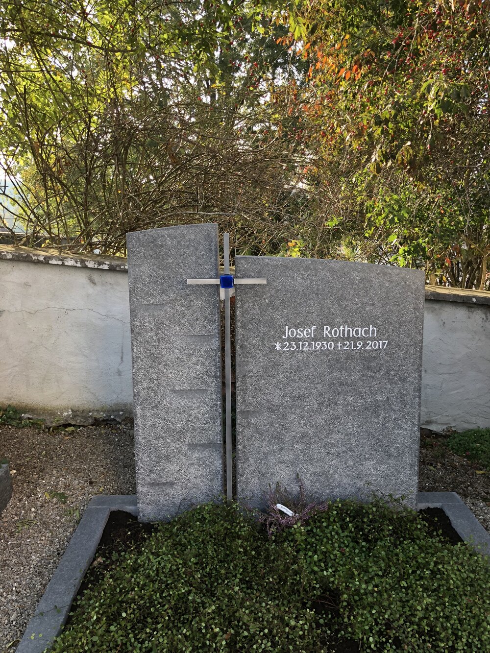 Besonderer Grabstein mit Kreuz