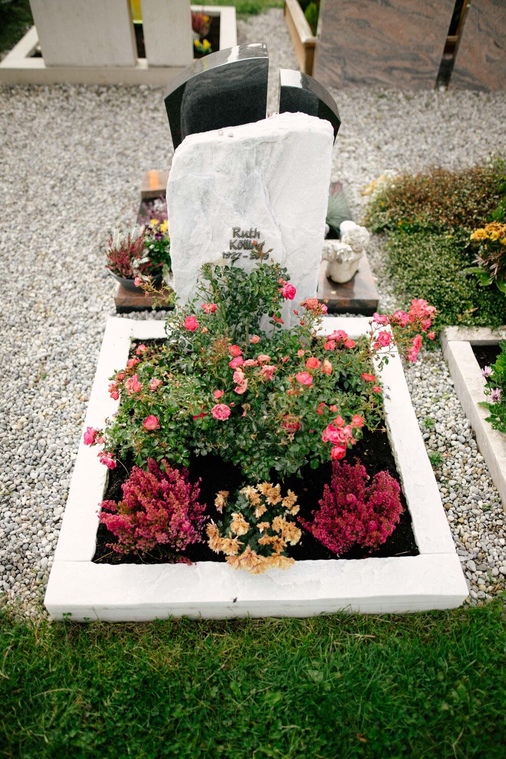 Schöner handgefertigter Felsen Grabstein Unikat