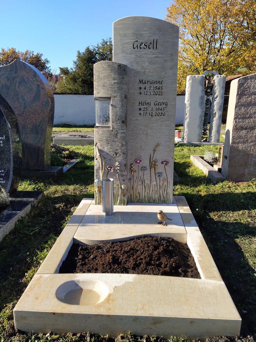 Schöner Grabstein mit Blumenwiese handwerklich bearbeitet