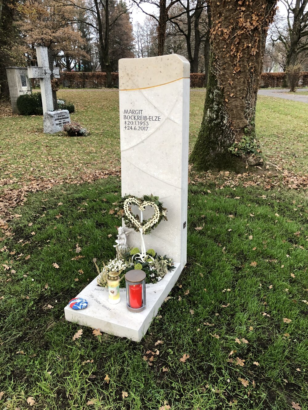 Handwerklich bearbeiteter Grabstein - Grabstein-Allgäu.de