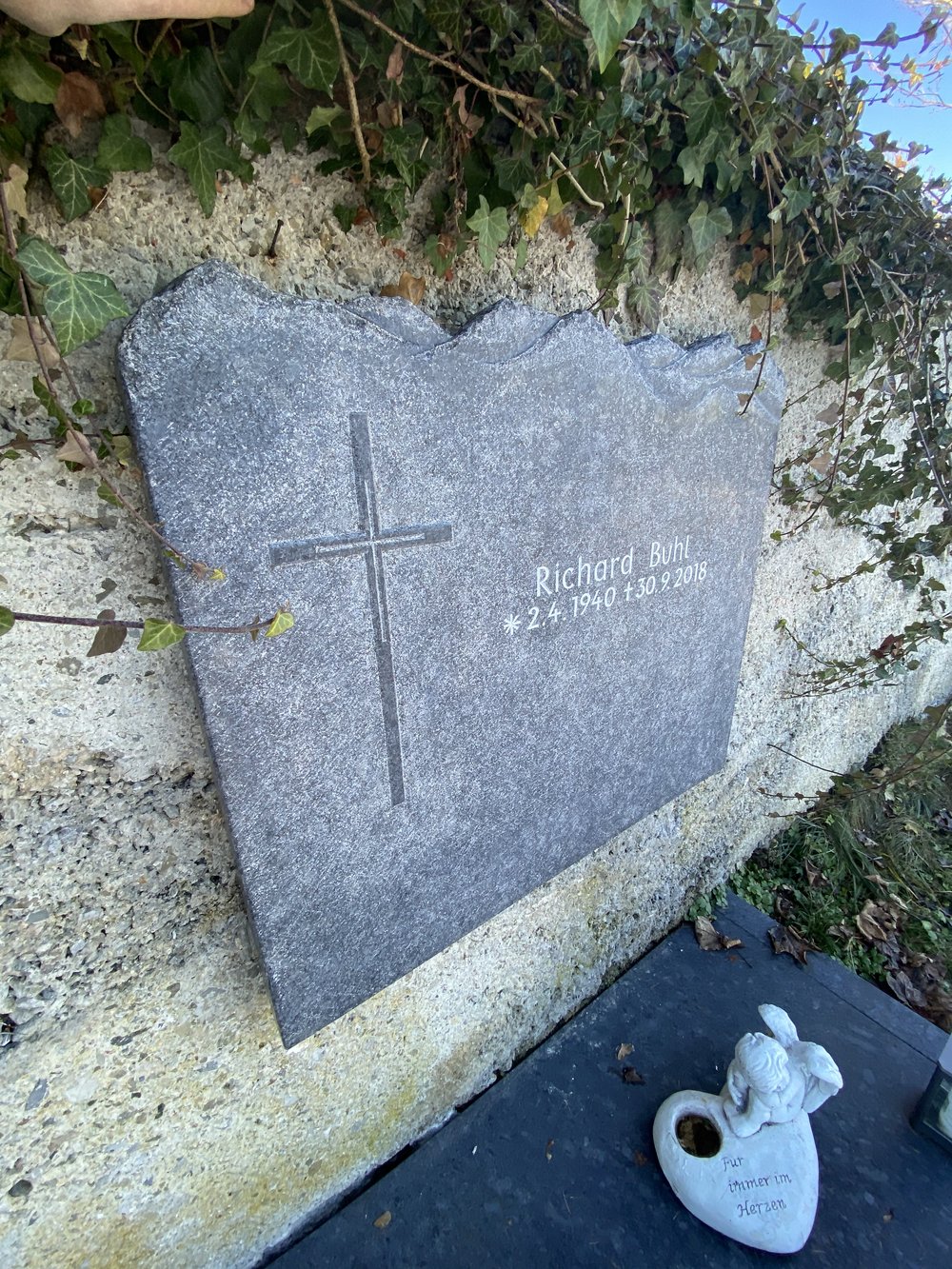 Doppelgrab mit Berge und Kreuz - Grabstein-Allgäu.de