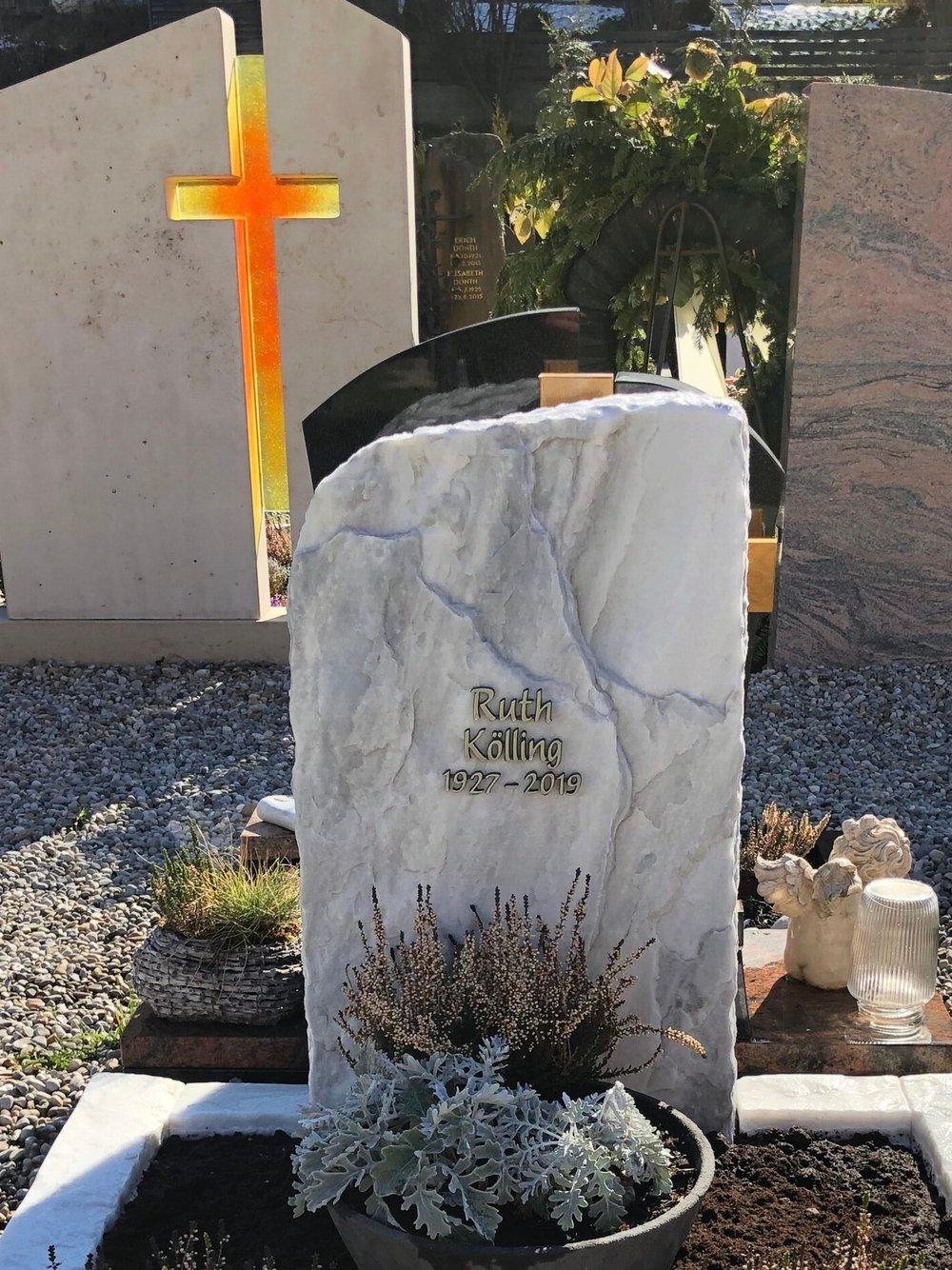 Handwerklicher Grabstein in Weiß - Grabstein-Allgäu.de