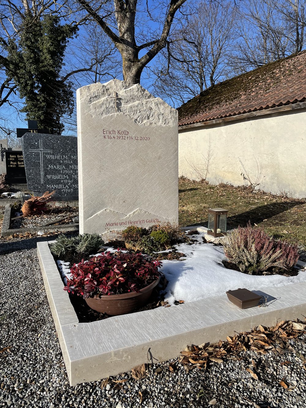 Grabmal aus Kalkstein mit Bergpanorama - Grabstein-Allgäu.de