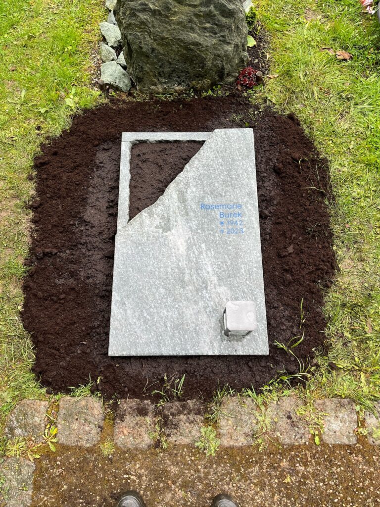 U823 Urnengrabstein liegend Kante - Grabstein Allgäu | Schöne ...